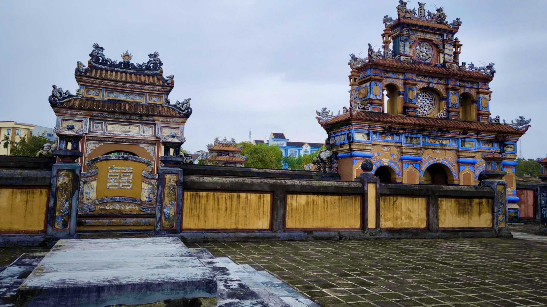 Thăm khu lăng mộ ba vua triều Nguyễn ở Huế