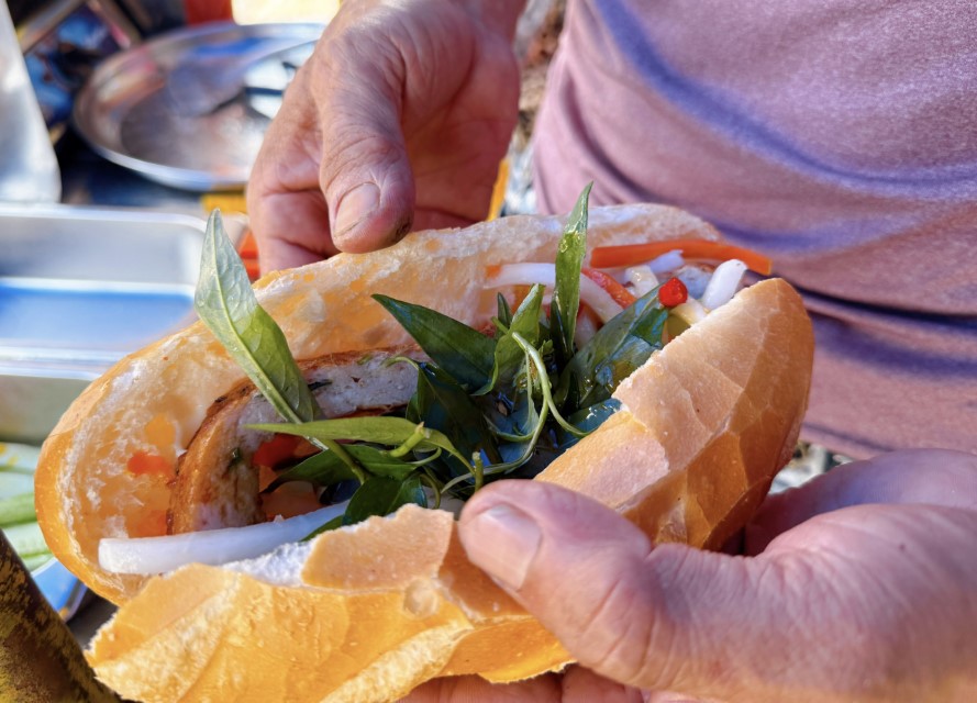 Bữa sáng thử vị bánh mì chả cá Halal ở quận 8